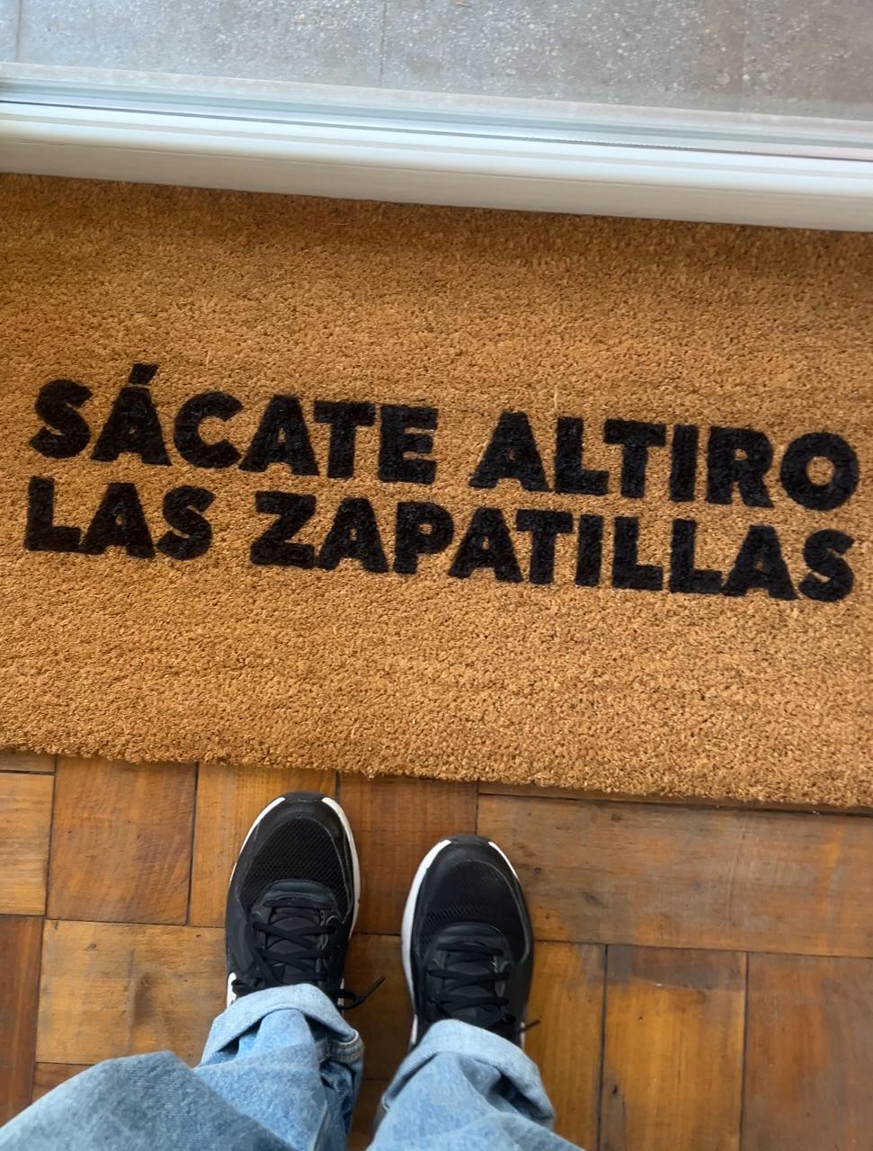 SACATE ALTIRO LAS ZAPATILLAS – Mi Felpa